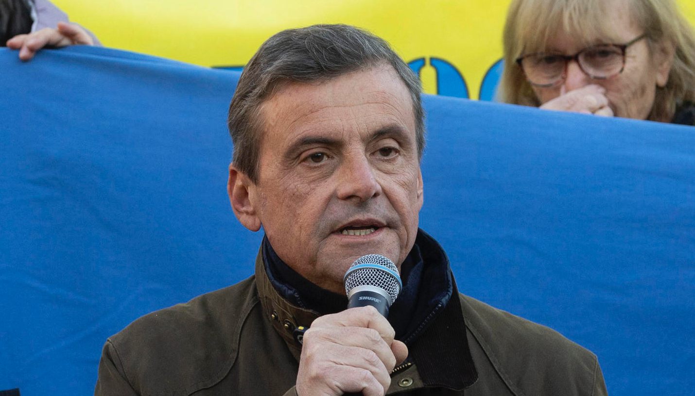 Tensione tra Carlo Calenda e studenti all'Università La Sapienza, "tu ...