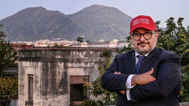 Sangiuliano col cappello Maga alla Trump per "Make Naples Great Again ...
