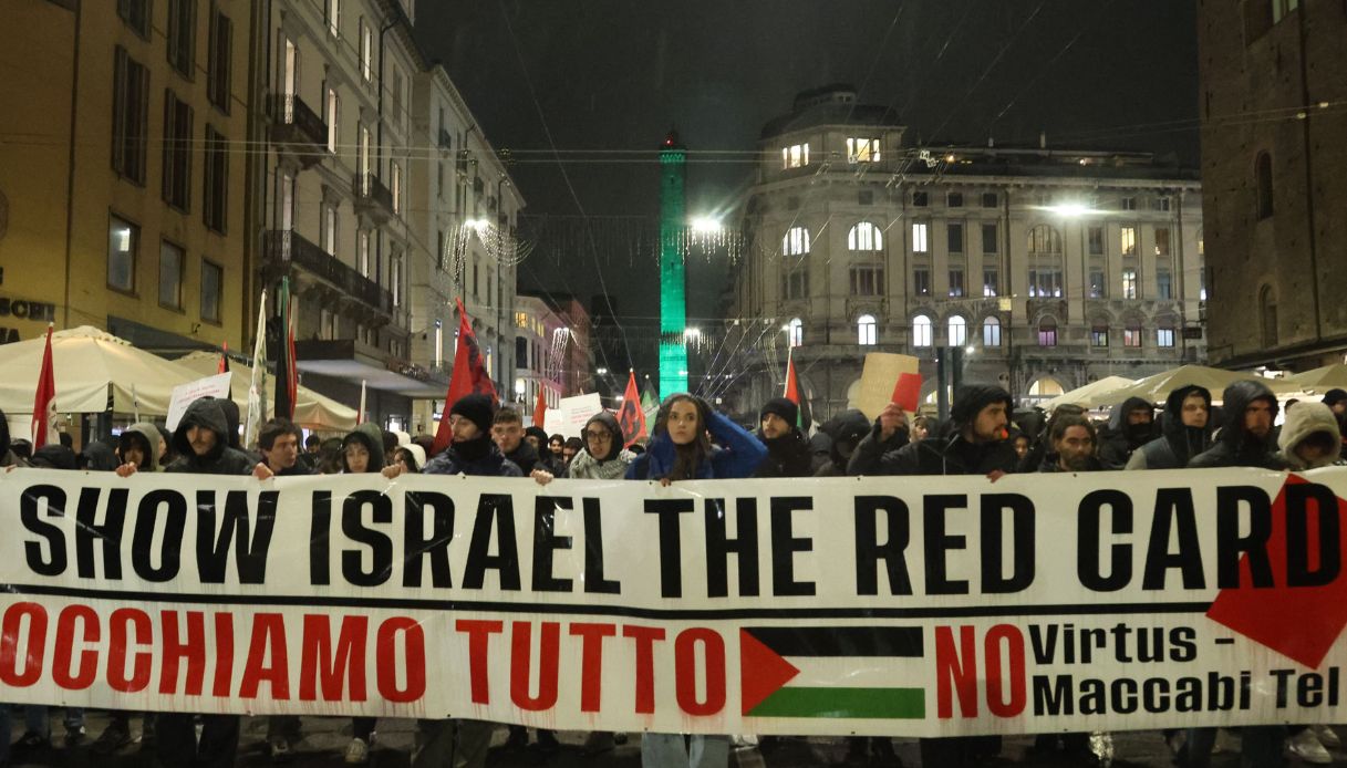 Scontri fra ultras del Bologna e forze dell'ordine a Udine dopo la ...