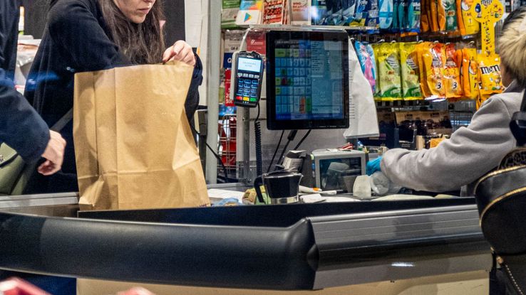 Cassiere del Pam licenziato dopo 13 anni per il test del finto cliente ...