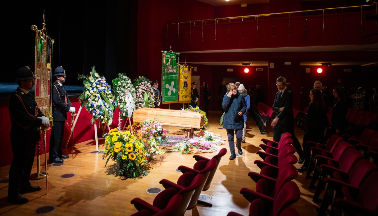 Funerali Ornella Vanoni chiusi da "Ma Mi" di Strehler, il testo della ...