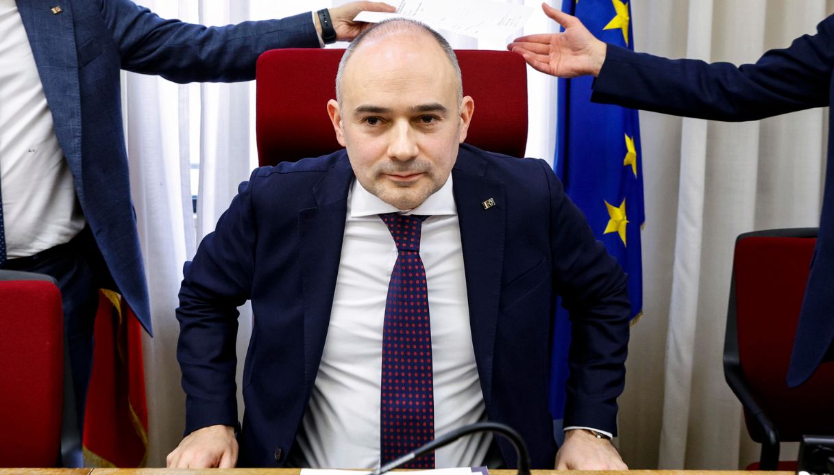 David Rossi "tenuto dai polsi e lasciato cadere", la perizia cambia ...