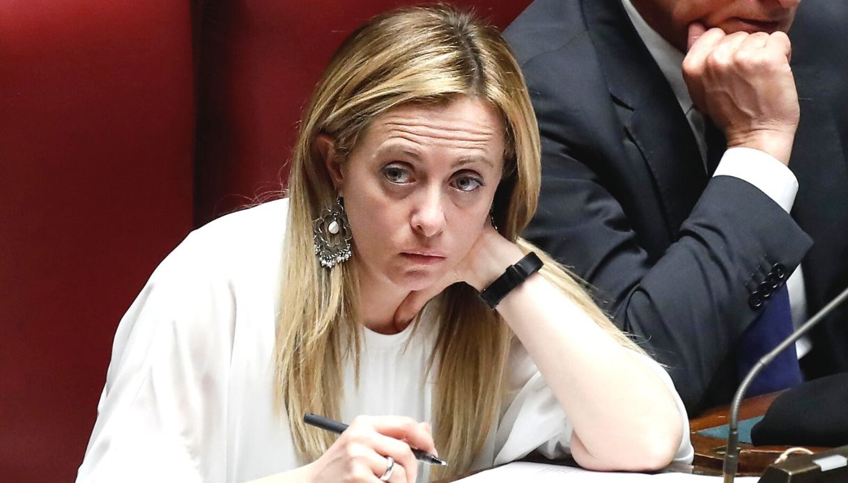 Meloni contro Fabrizio Corona a processo per fake news, perché la ...