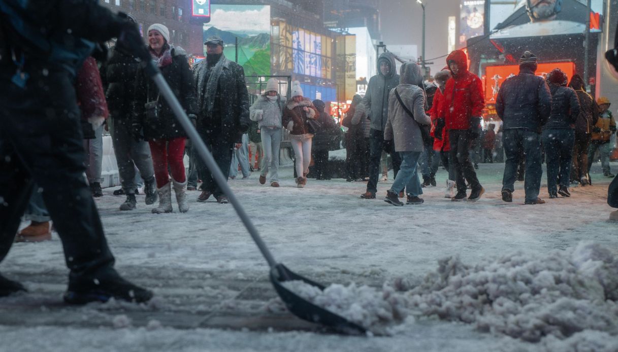 New York imbiancata, la tempesta di neve peggiore dal 2022 paralizza la ...