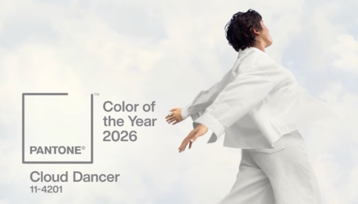 Pantone 2026, perché il colore dell'anno è il bianco Cloud Dancer e come può influenzare la moda