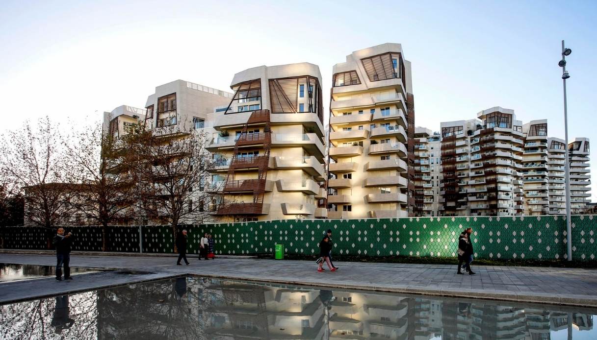 Eros Ramazzotti denunciato per i lavori "devastanti" in casa a Milano ...