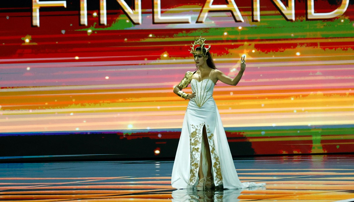 Miss Finlandia Sarah Dzafce espulsa da Miss Universo per il gesto degli ...
