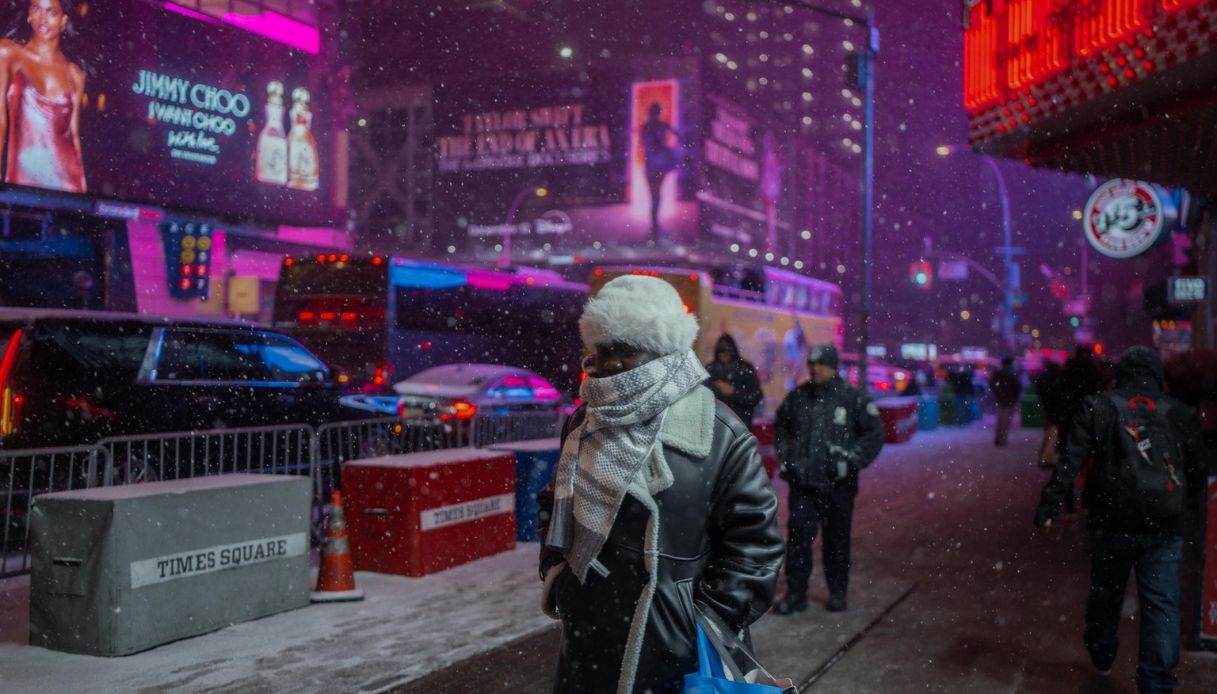 New York imbiancata, la tempesta di neve peggiore dal 2022 paralizza la ...