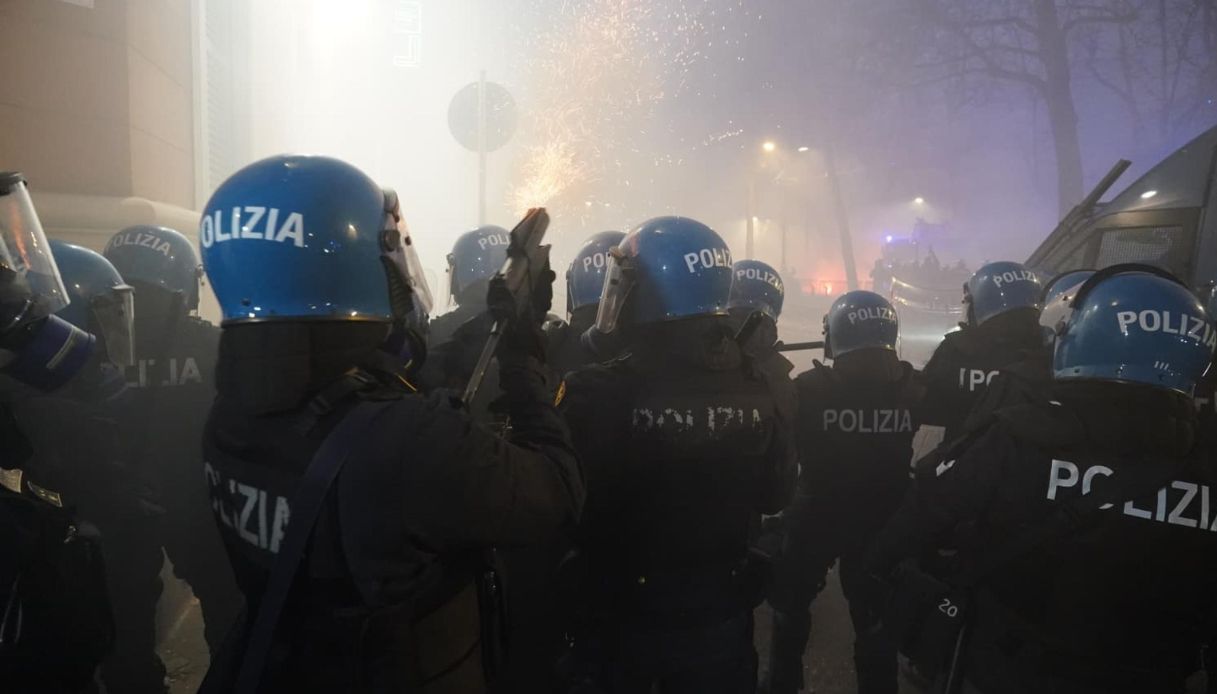 Manifestazione Askatasuna a Torino, guerriglia e scontri con la polizia ...