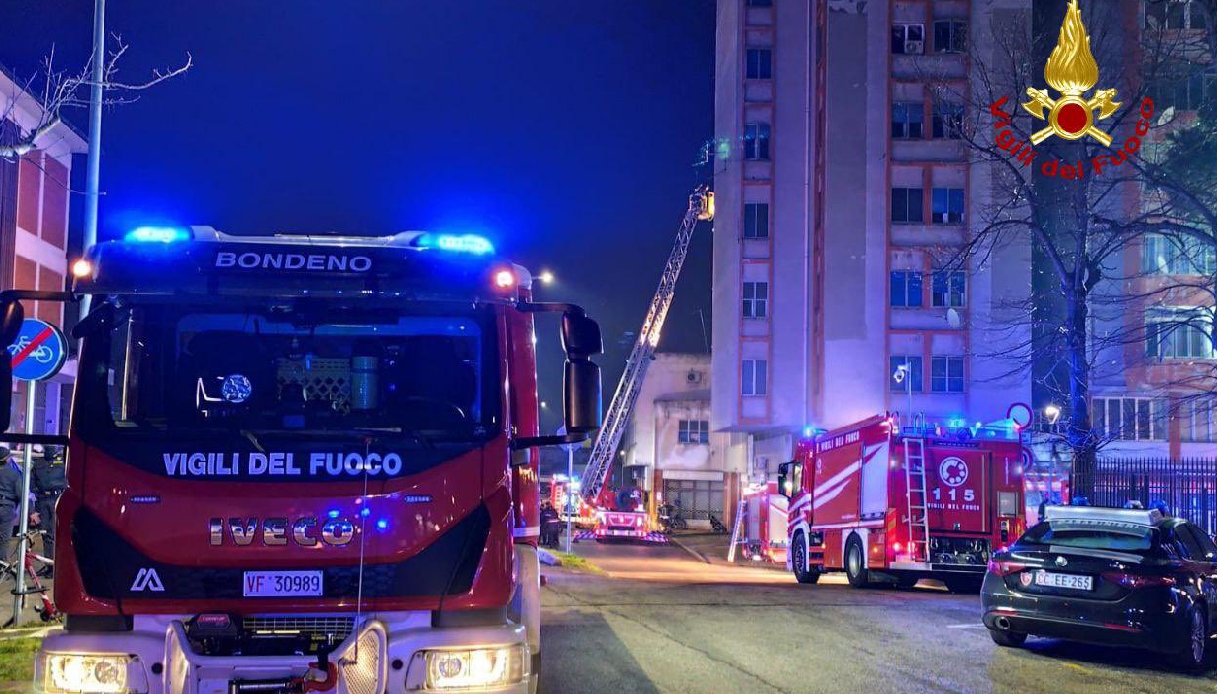 Incendio nel grattacielo di Ferrara, 17 persone in ospedale e 200 ...