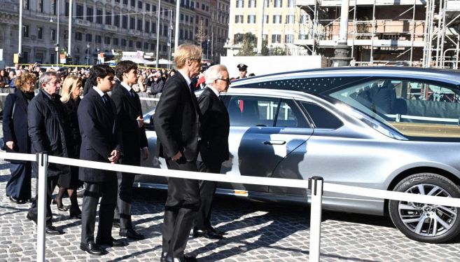 Funerali Valentino Garavani a Roma, il compagno Bruce Hoeksema in ...