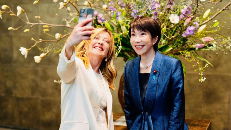 Giorgia Meloni festeggia il compleanno in Giappone e la premier Sanae ...