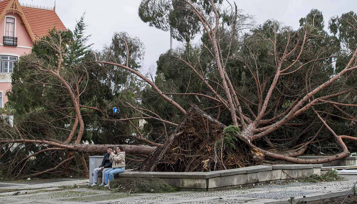 Tempesta Kristin devasta il Portogallo, morti e sfollati dopo il ...