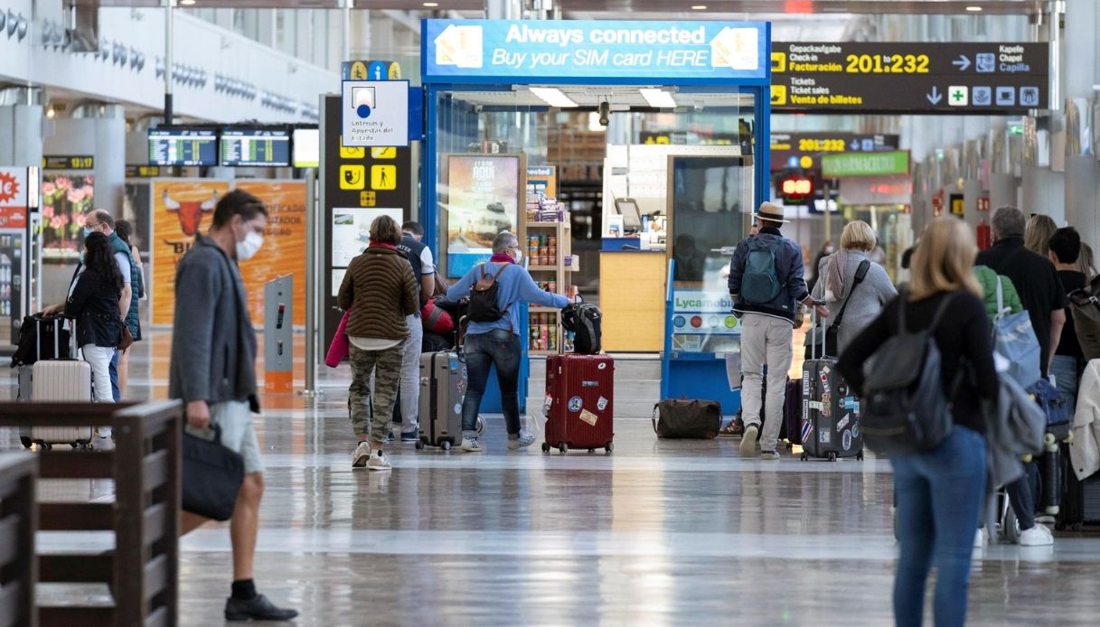 A Tenerife prova a salire sull'aereo con la moglie morta, fingeva che ...