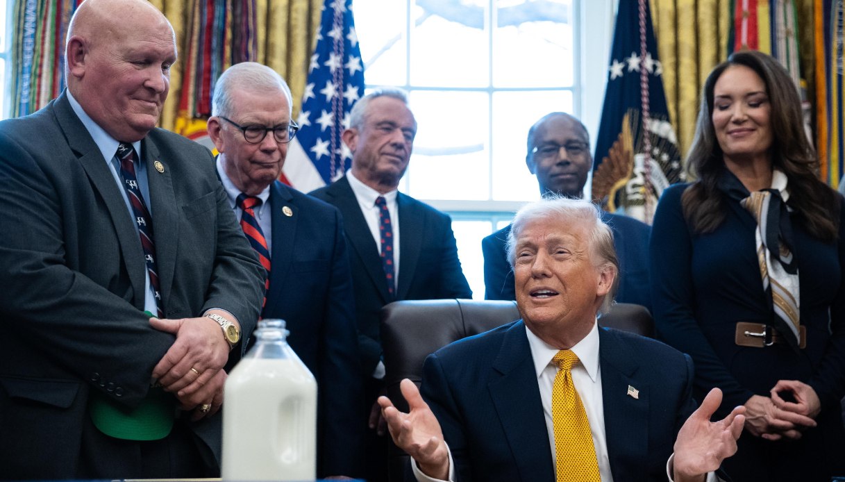 Donald Trump esausto, rischia d'addormentarsi alla scrivania durante la ...