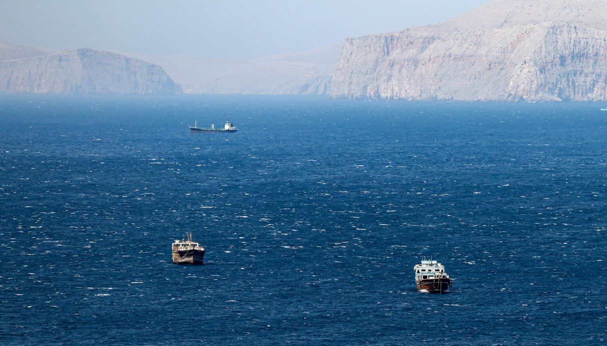 Stretto di Hormuz chiuso dopo l'attacco in Iran, i Pasdaran bloccano il ...