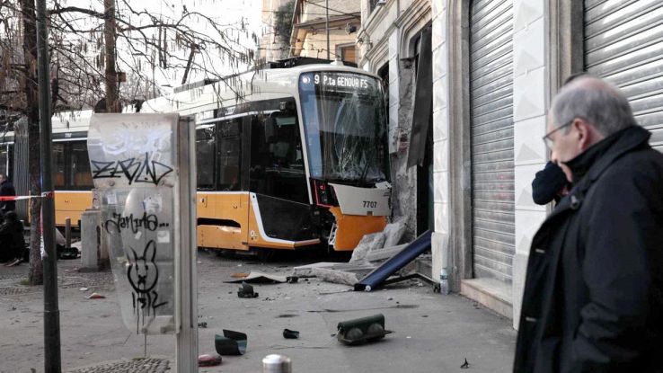 Tram deragliato a Milano in viale Vittorio Veneto si schianta contro l ...