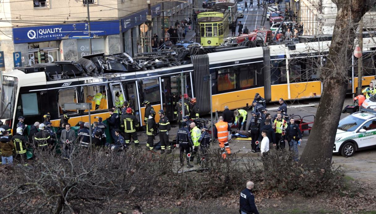 Tram deragliato a Milano in viale Vittorio Veneto si schianta contro l ...