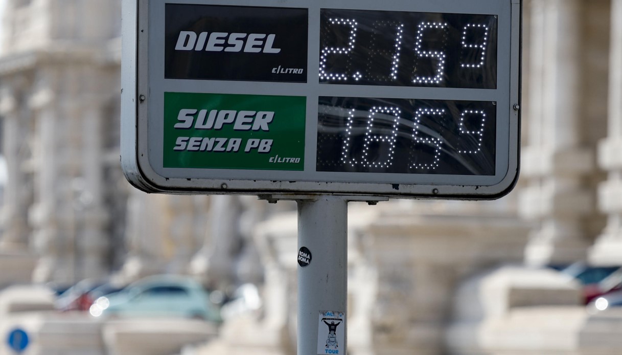 Prezzo del gasolio ai massimi dal 2022 in Italia, caro carburanti frena ...
