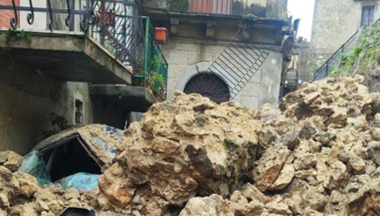 Frana travolge casa e auto a Stilo vicino Reggio Calabria, il video e l ...