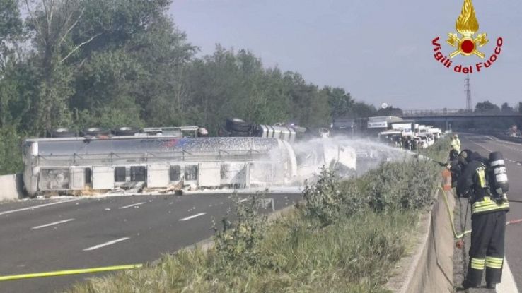 Autocisterna si ribalta sull'A14 Bologna-Taranto a San Lazzaro di ...