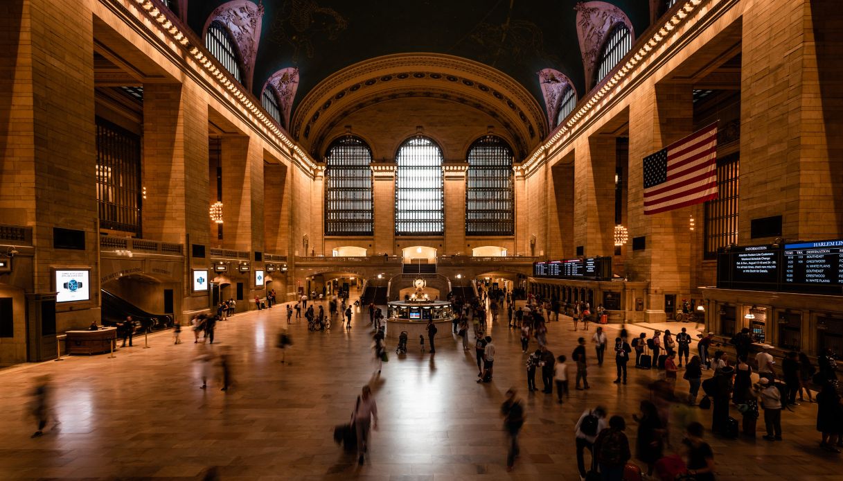 Tre persone accoltellate in centro a New York, responsabile ferito e ...
