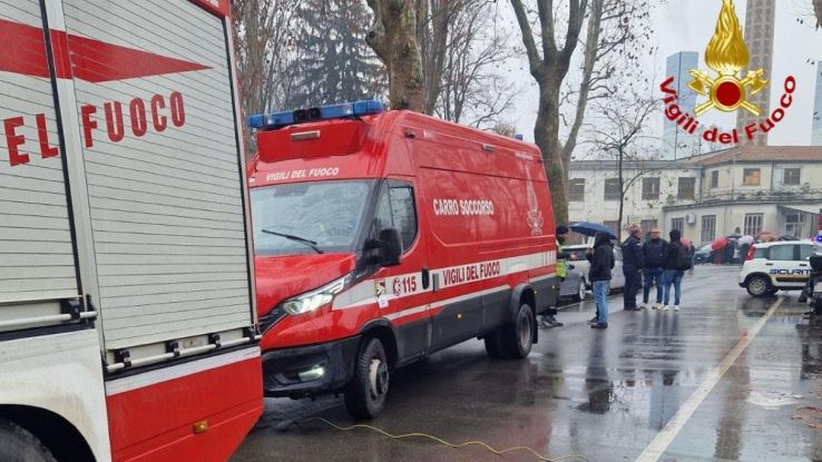 Incendio in zona San Siro a Milano, le fiamme bruciano l'appartamento ...
