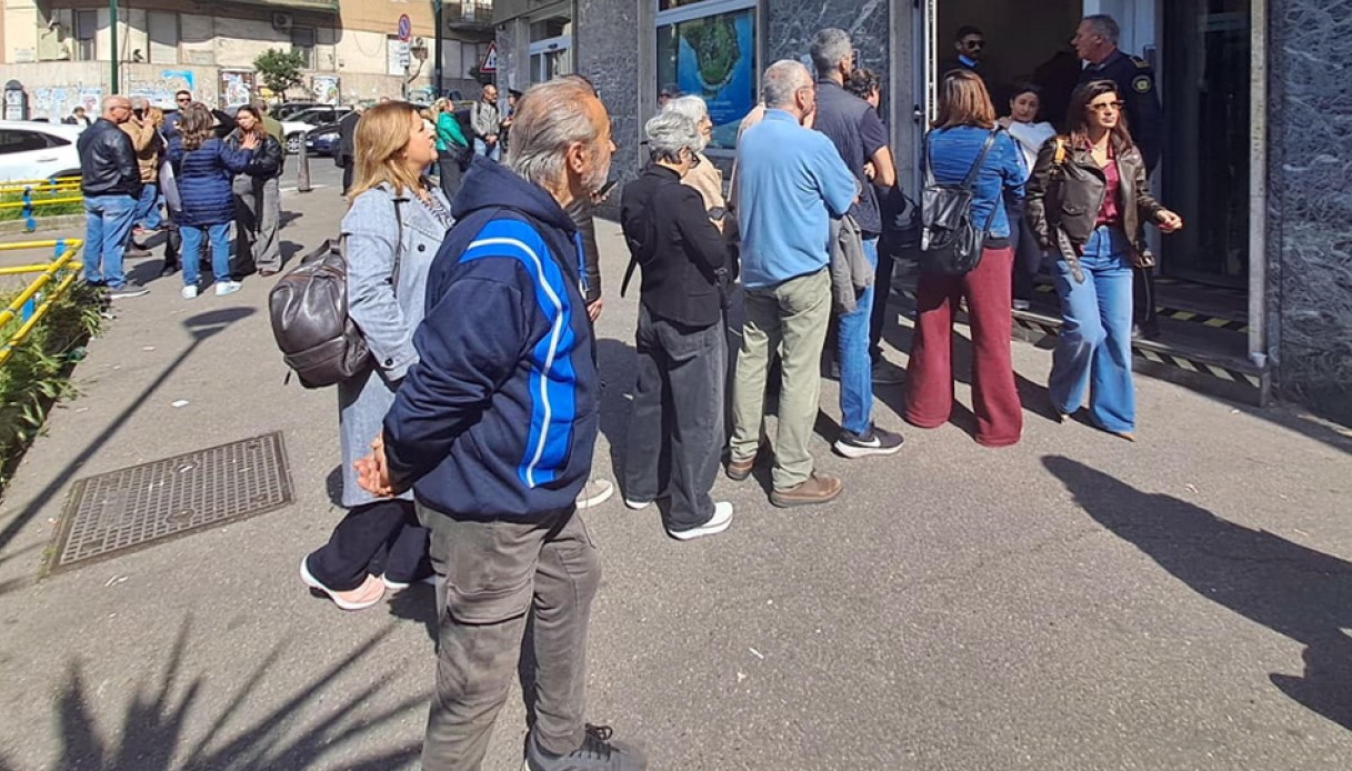 Rapina a Napoli, clienti nel panico davanti alla banca dopo le cassette ...