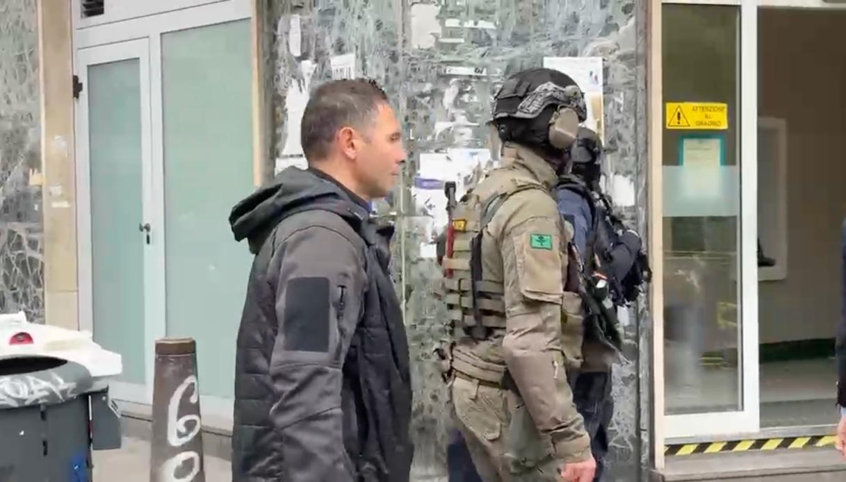 Rapina a Napoli nella banca Credit Agricole, ostaggi liberati dai ...