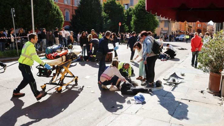 Auto sulla folla a Modena, parla la sorella di uno dei feriti: "Ha ...