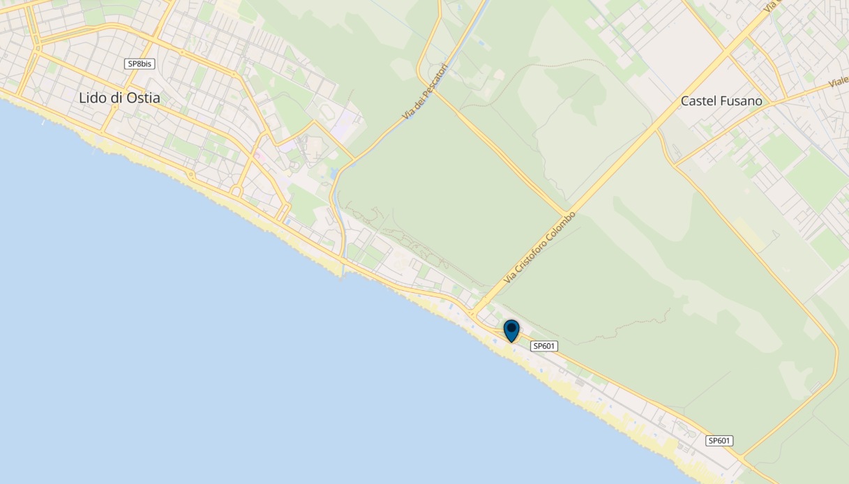 Giallo sul cadavere in spiaggia a Ostia, aveva vestiti bagnati e zaino ...