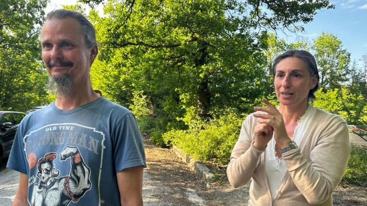 Famiglia nel bosco, le mosse di Nathan e Catherine per riavere i figli ...