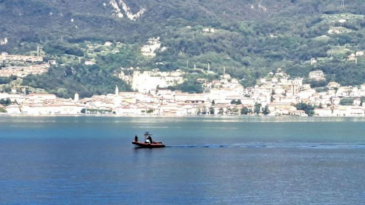 Si tuffa nel lago d'Iseo a Pisogne e non riemerge, Chamekh Firas morto ...