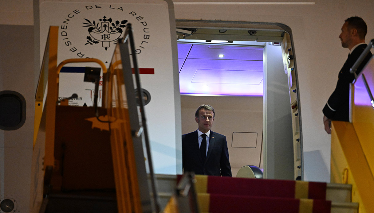 Macron e lo schiaffo da Brigitte sull'aereo "per gelosia" verso l ...