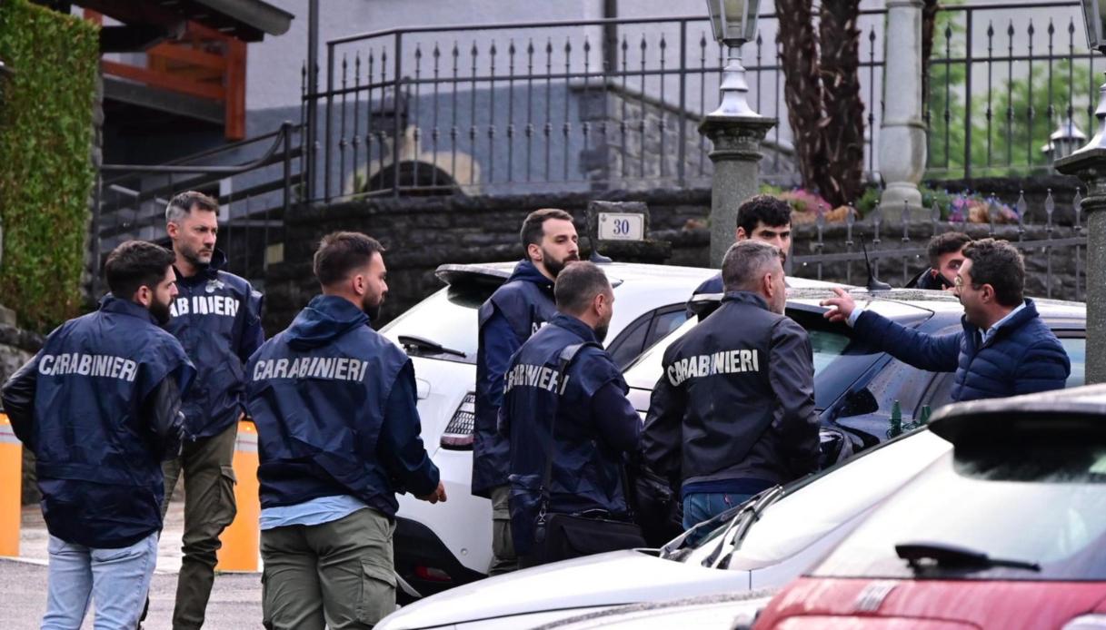 Pamela Genini, Francesco Dolci ripreso mentre ispezionava la tomba ...