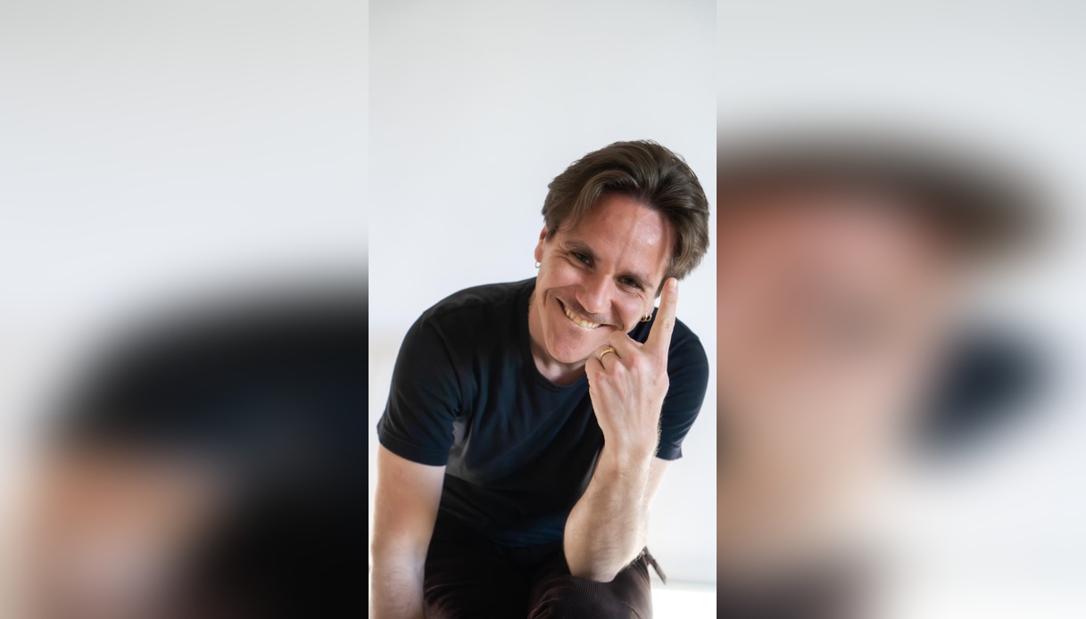 Giovanni Alfieri, l’intervista all’attore: “Canto i miei morti e vivo ...