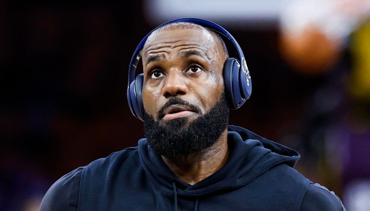LeBron James gioca a golf a Capri e le palline finiscono in acqua, ira ...