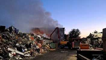 Nell'incendio a Livorno un morto e 9 intossicati: palazzo in fiamme ...