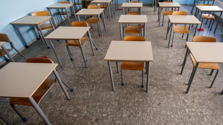 Studente punta pistola finta alla tempia del professore a Mirandola ...