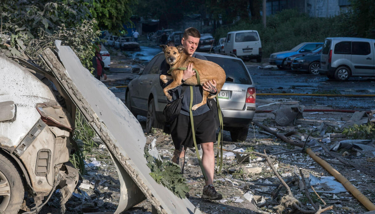 Ucraina e Russia, attacchi reciproci su bus e civili: diversi morti ...