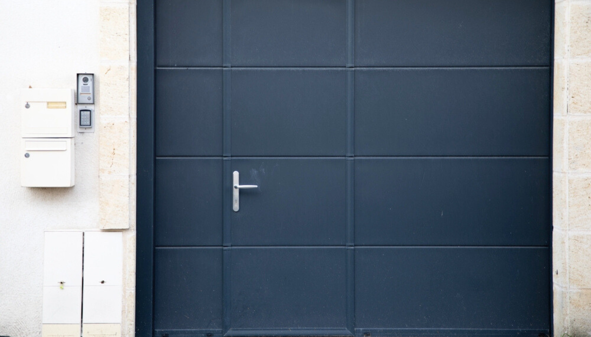 Portoni garage con porta, prezzi e guida alla scelta