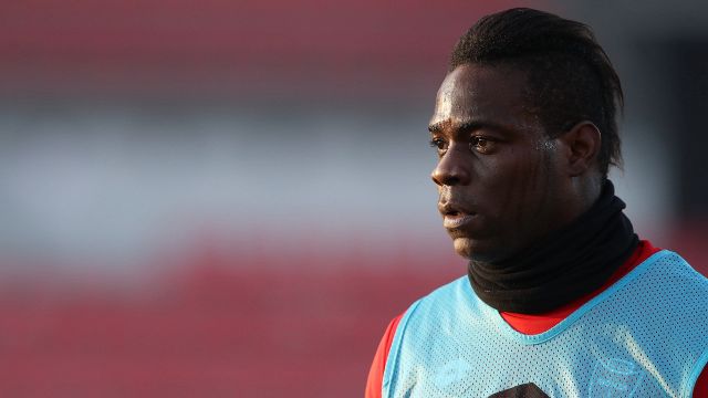 Balotelli iconico: i tifosi gli dedicano una gigantografia