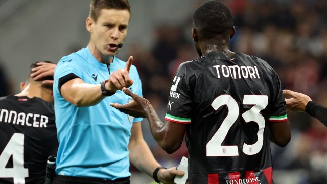 Milan, la notte di Champions, il ko col Chelsea e le polemiche: rabbia social