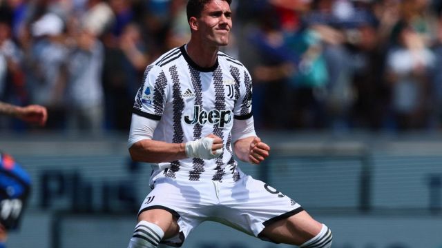 Vlahovic al PSG, a Parigi compare uno striscione terribile: “Ti ...