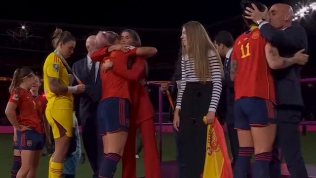 Bacio rubato: Rubiales accerchiato, la Fifa lo sospende, lui deve ...