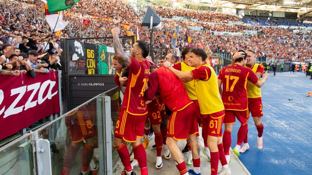 Roma, lo striscione per De Santis è un caso: la protesta dei tifosi del ...