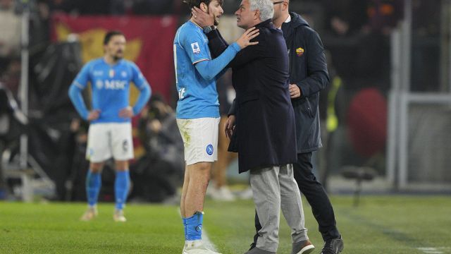 Roma-Napoli: Mourinho a tu per tu con Kvaratskhelia e Osimhen: carezze o polemiche? La gallery