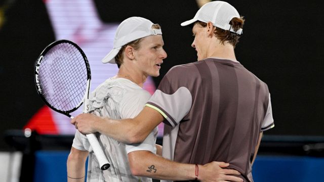 Tennis Australian Open: il fair play di Sinner, Cobolli con l’esultanza per De Rossi e Djokovic ...