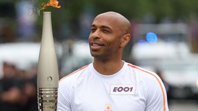 La fiaccola olimpica sfila nella Parigi del 14 luglio: Macron presente ...