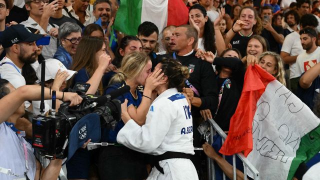 Judo, Alice Bellandi oro e gesto cult: il bacio alla fidanzata sotto ...
